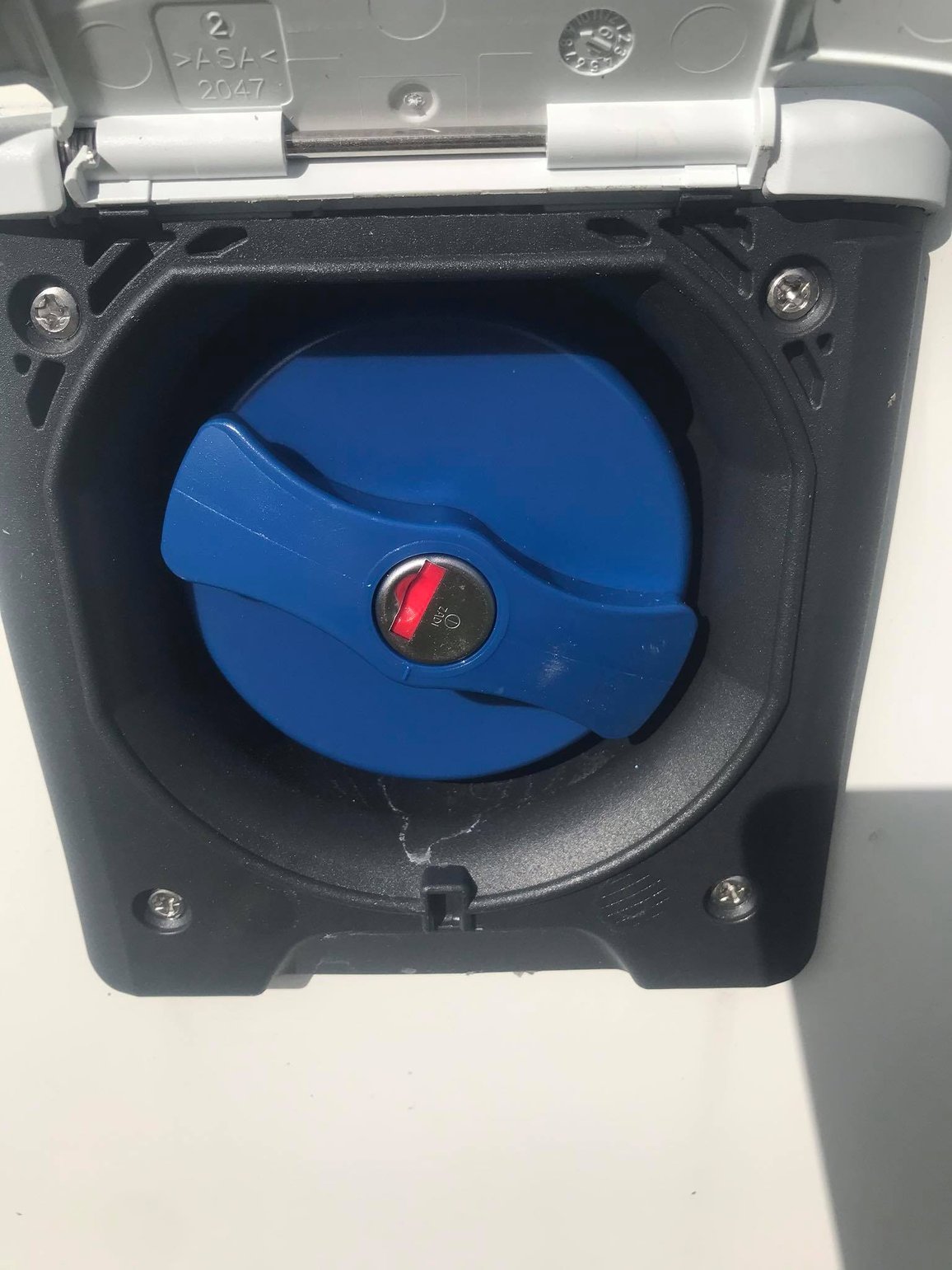 Operating the water tanks in your Benimar